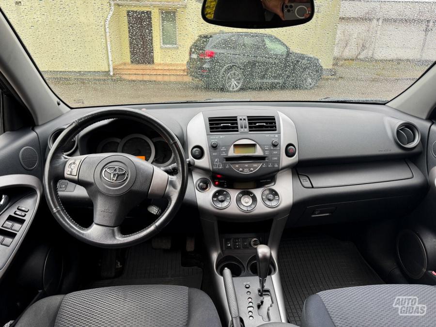 Pelēks Toyota RAV4 2009 Klaipėda, ar dzinēja tilpumu 2.00 L un nobraukumu 122 tūkst. km par 7900 €, foto 7 vietnē AUTOMOTO.COM.LV