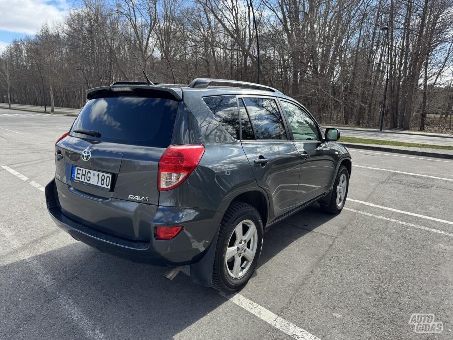 Pelēks Toyota RAV4 2009 Klaipėda, ar dzinēja tilpumu 2.00 L un nobraukumu 122 tūkst. km par 7900 €, foto 15 vietnē AUTOMOTO.COM.LV