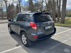 Pelēks Toyota RAV4 2009 Klaipėda, ar dzinēja tilpumu 2.00 L un nobraukumu 122 tūkst. km par 7900 €, foto 17 vietnē AUTOMOTO.COM.LV