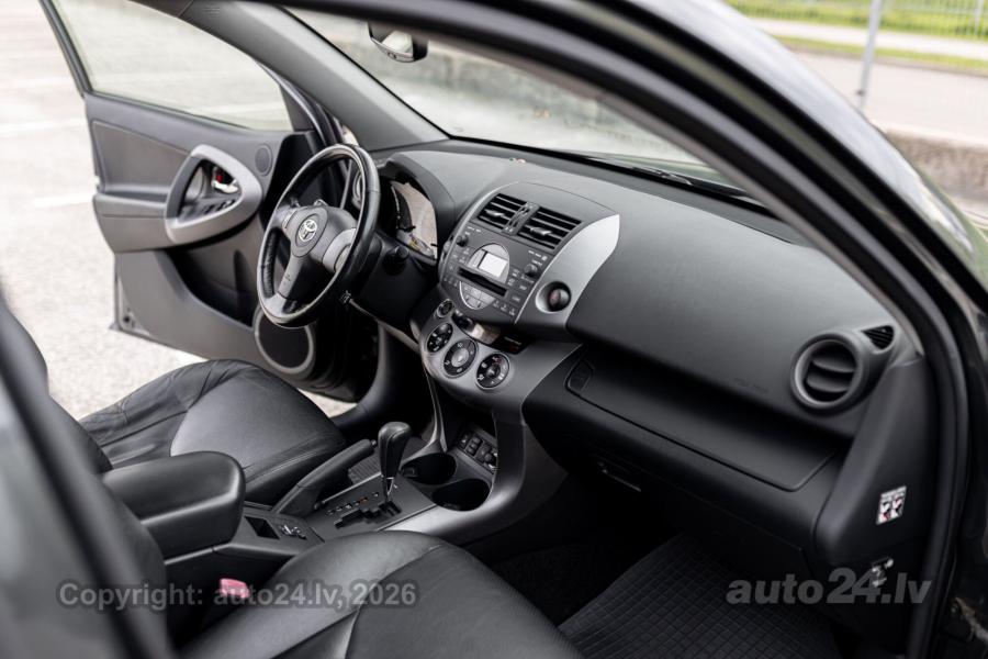 Grey Toyota RAV4 2009 in Tallinn, with an engine capacity of 2.00 L and mileage of 170 thousand km for 6800 €, photo 9 on AUTOMOTO.COM.LV