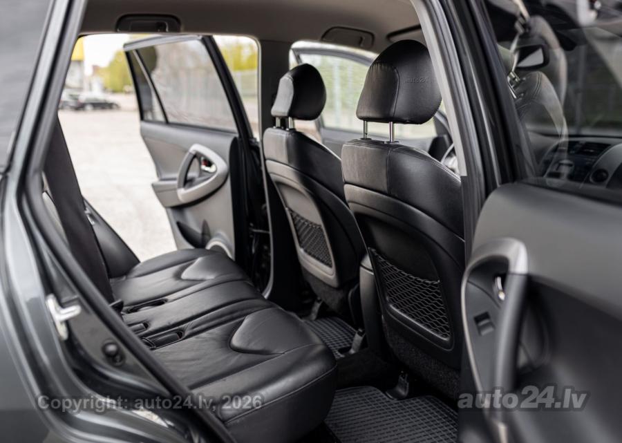 Grey Toyota RAV4 2009 in Tallinn, with an engine capacity of 2.00 L and mileage of 170 thousand km for 6800 €, photo 13 on AUTOMOTO.COM.LV