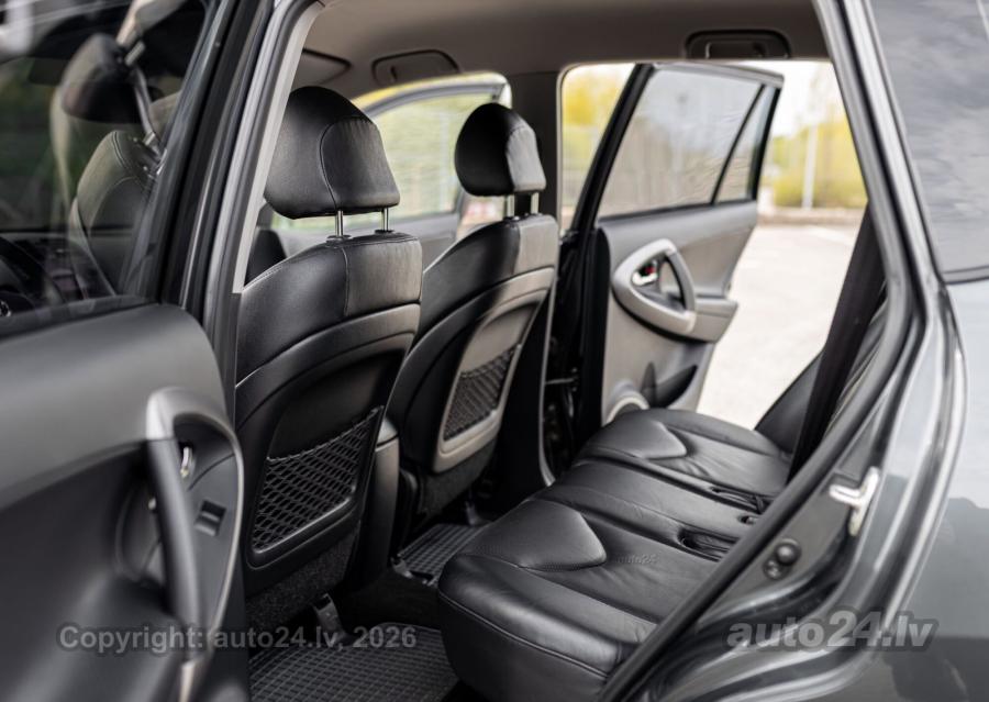 Grey Toyota RAV4 2009 in Tallinn, with an engine capacity of 2.00 L and mileage of 170 thousand km for 6800 €, photo 14 on AUTOMOTO.COM.LV