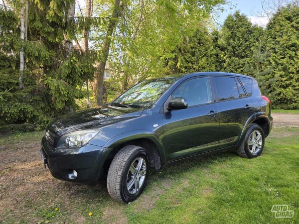 Grey Toyota RAV4 2009 in Ukmerge, with an engine capacity of 2.20 L and mileage of 205 thousand km for 5400 €, photo 1 on AUTOMOTO.COM.LV