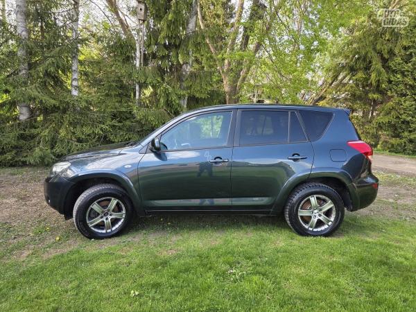 Grey Toyota RAV4 2009 in Ukmerge, with an engine capacity of 2.20 L and mileage of 205 thousand km for 5400 €, photo 4 on AUTOMOTO.COM.LV