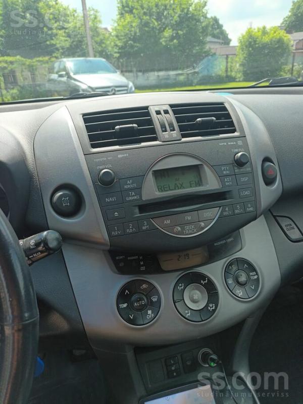 Grey Toyota RAV4 2009 in Jelgava, with an engine capacity of 2.00 L and mileage of 278 thousand km for 5500 €, photo 6 on AUTOMOTO.COM.LV