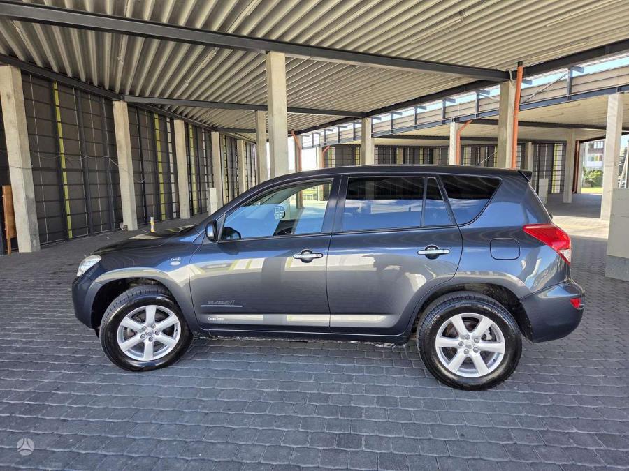 Grey Toyota RAV4 2009 in Vilnius, with an engine capacity of 2.23 L and mileage of 207 thousand km for 5400 €, photo 4 on AUTOMOTO.COM.LV