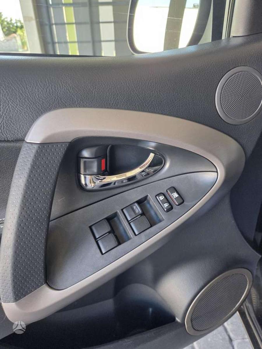 Grey Toyota RAV4 2009 in Vilnius, with an engine capacity of 2.23 L and mileage of 207 thousand km for 5400 €, photo 13 on AUTOMOTO.COM.LV