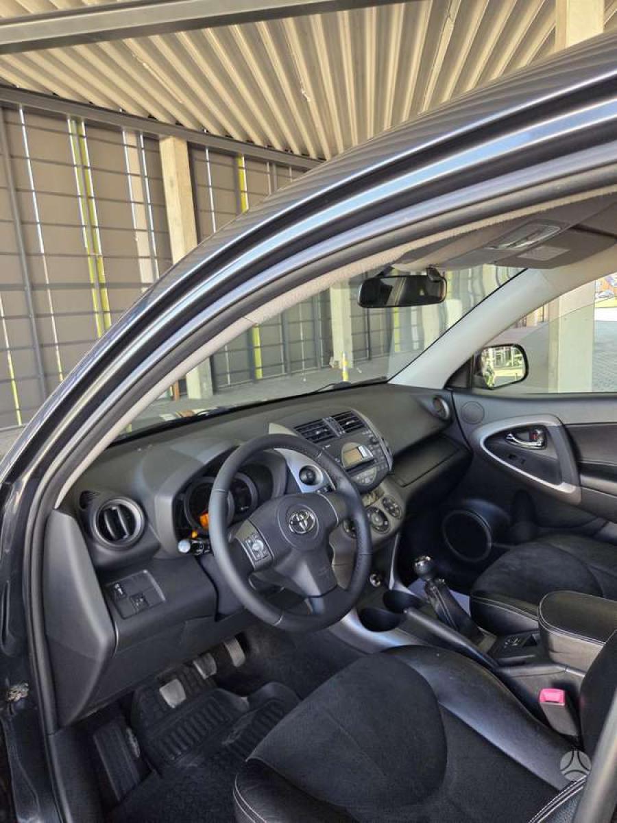 Grey Toyota RAV4 2009 in Vilnius, with an engine capacity of 2.23 L and mileage of 207 thousand km for 5400 €, photo 14 on AUTOMOTO.COM.LV