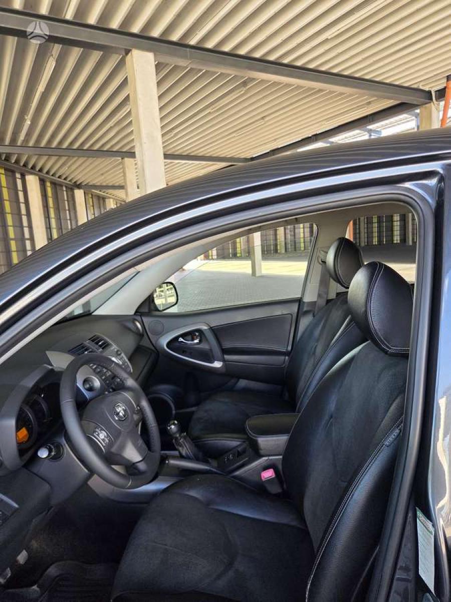 Grey Toyota RAV4 2009 in Vilnius, with an engine capacity of 2.23 L and mileage of 207 thousand km for 5400 €, photo 15 on AUTOMOTO.COM.LV