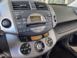 Grey Toyota RAV4 2009 in Vilnius, with an engine capacity of 2.23 L and mileage of 207 thousand km for 5400 €, photo 21 on AUTOMOTO.COM.LV