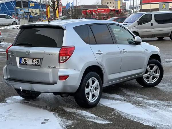 Pelēks Toyota RAV4 2009 Jēkabpils, ar dzinēja tilpumu 2.20 L un nobraukumu 222 tūkst. km par 7300 €, foto 2 vietnē AUTOMOTO.COM.LV
