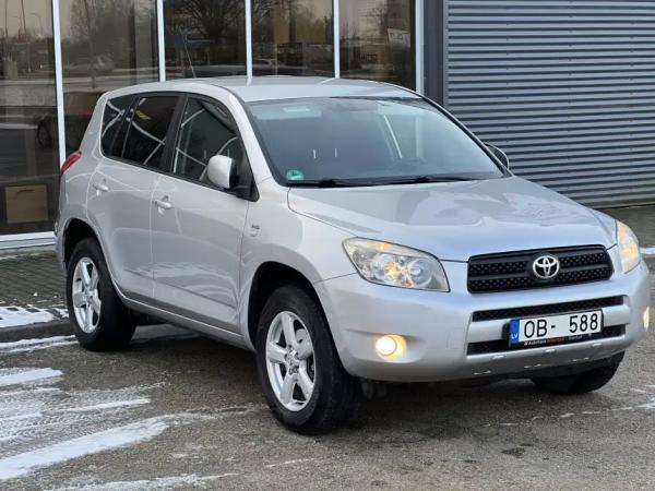 Pelēks Toyota RAV4 2009 Jēkabpils, ar dzinēja tilpumu 2.20 L un nobraukumu 222 tūkst. km par 7300 €, foto 5 vietnē AUTOMOTO.COM.LV