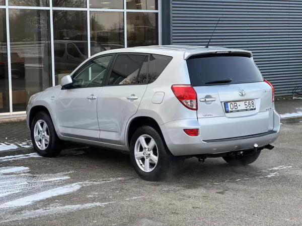 Pelēks Toyota RAV4 2009 Jēkabpils, ar dzinēja tilpumu 2.20 L un nobraukumu 222 tūkst. km par 7300 €, foto 6 vietnē AUTOMOTO.COM.LV