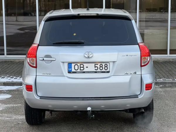 Pelēks Toyota RAV4 2009 Jēkabpils, ar dzinēja tilpumu 2.20 L un nobraukumu 222 tūkst. km par 7300 €, foto 7 vietnē AUTOMOTO.COM.LV