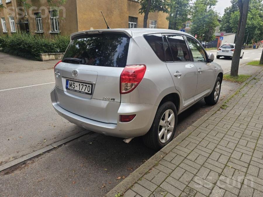 Pelēks Toyota RAV4 2009 Daugavpils, ar dzinēja tilpumu 2.20 L un nobraukumu 270 tūkst. km par 5700 €, foto 3 vietnē AUTOMOTO.COM.LV