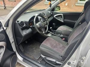 Pelēks Toyota RAV4 2009 Daugavpils, ar dzinēja tilpumu 2.20 L un nobraukumu 270 tūkst. km par 5700 €, foto 6 vietnē AUTOMOTO.COM.LV