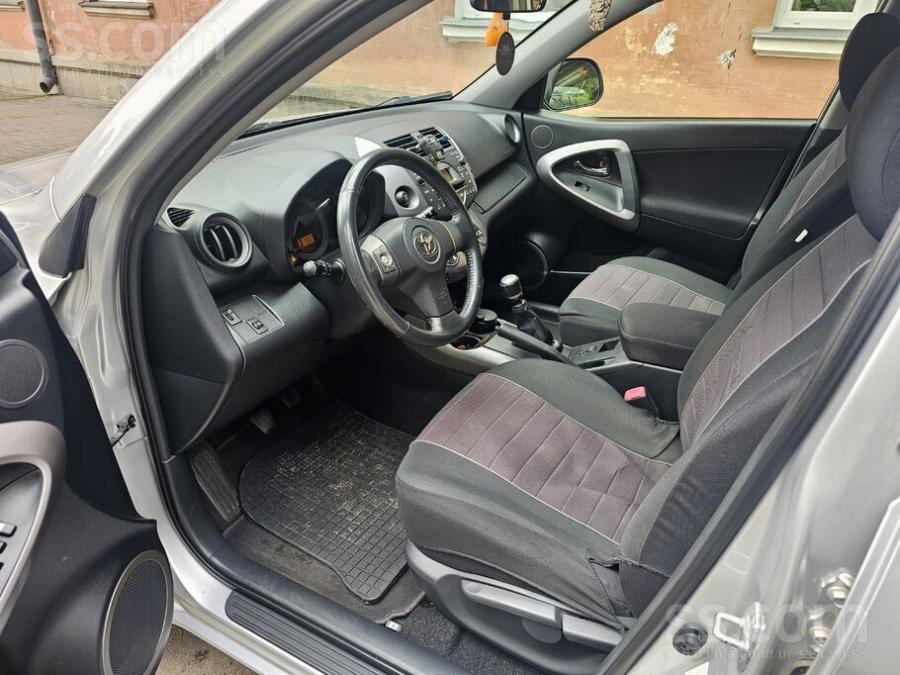 Pelēks Toyota RAV4 2009 Daugavpils, ar dzinēja tilpumu 2.20 L un nobraukumu 270 tūkst. km par 5700 €, foto 6 vietnē AUTOMOTO.COM.LV