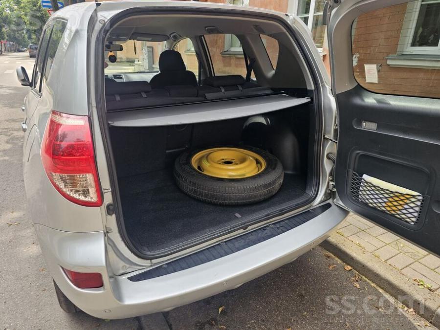 Pelēks Toyota RAV4 2009 Daugavpils, ar dzinēja tilpumu 2.20 L un nobraukumu 270 tūkst. km par 5700 €, foto 8 vietnē AUTOMOTO.COM.LV