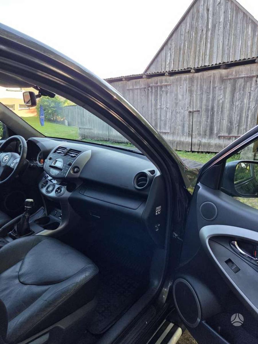 Pelēks Toyota RAV4 2009 Ukmergė, ar dzinēja tilpumu 2.23 L un nobraukumu 211 tūkst. km par 5400 €, foto 26 vietnē AUTOMOTO.COM.LV