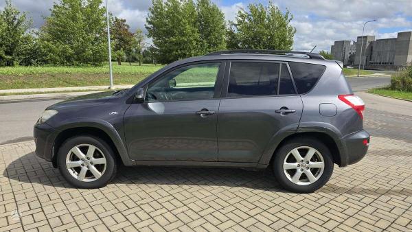 Pelēks Toyota RAV4 2009 Panevēža, ar dzinēja tilpumu 2.23 L un nobraukumu 181 tūkst. km par 4999 €, foto 4 vietnē AUTOMOTO.COM.LV