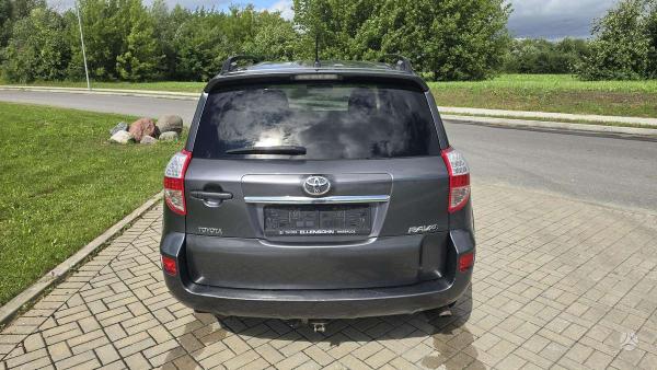 Pelēks Toyota RAV4 2009 Panevēža, ar dzinēja tilpumu 2.23 L un nobraukumu 181 tūkst. km par 4999 €, foto 5 vietnē AUTOMOTO.COM.LV