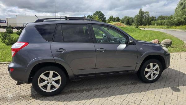 Pelēks Toyota RAV4 2009 Panevēža, ar dzinēja tilpumu 2.23 L un nobraukumu 181 tūkst. km par 4999 €, foto 6 vietnē AUTOMOTO.COM.LV
