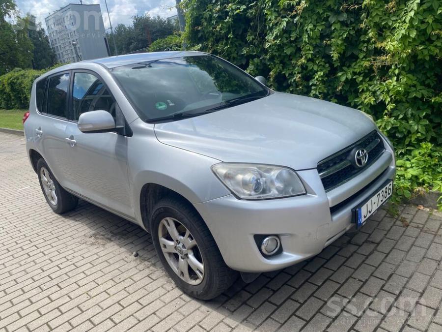 Grey Toyota RAV4 2009 in Riga, with an engine capacity of 2.20 L and mileage of 256 thousand km for 4750 €, photo 1 on AUTOMOTO.COM.LV