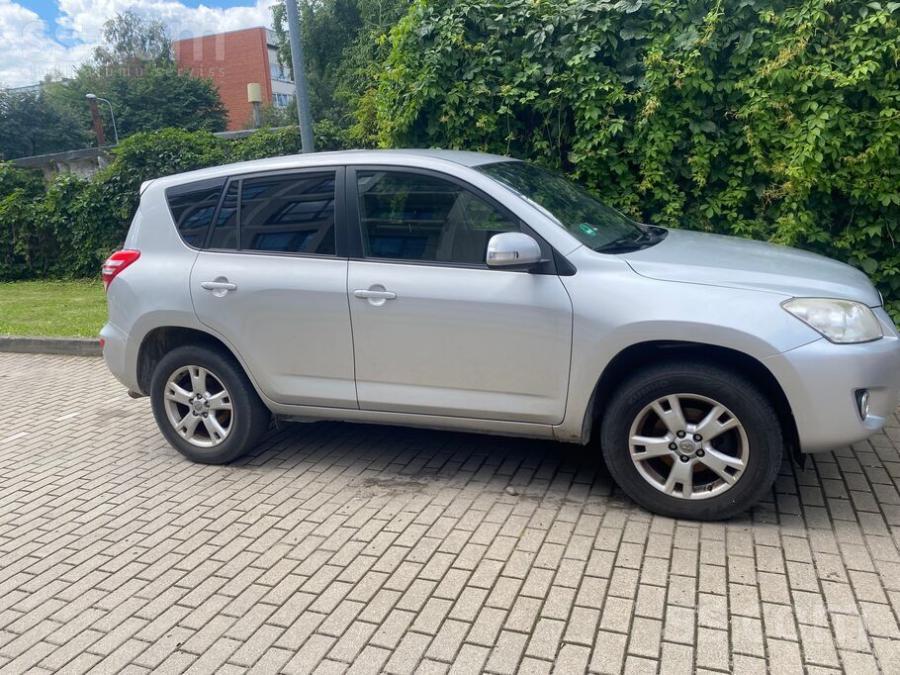 Grey Toyota RAV4 2009 in Riga, with an engine capacity of 2.20 L and mileage of 256 thousand km for 4750 €, photo 3 on AUTOMOTO.COM.LV
