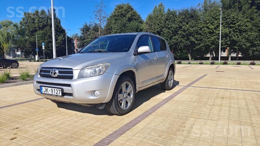 Pelēks Toyota RAV4 2009 Rīga, ar dzinēja tilpumu 2.20 L un nobraukumu 278 tūkst. km par 4500 €, foto 1 vietnē AUTOMOTO.COM.LV