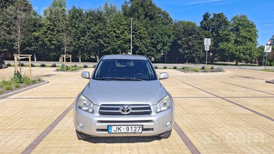 Pelēks Toyota RAV4 2009 Rīga, ar dzinēja tilpumu 2.20 L un nobraukumu 278 tūkst. km par 4500 €, foto 3 vietnē AUTOMOTO.COM.LV