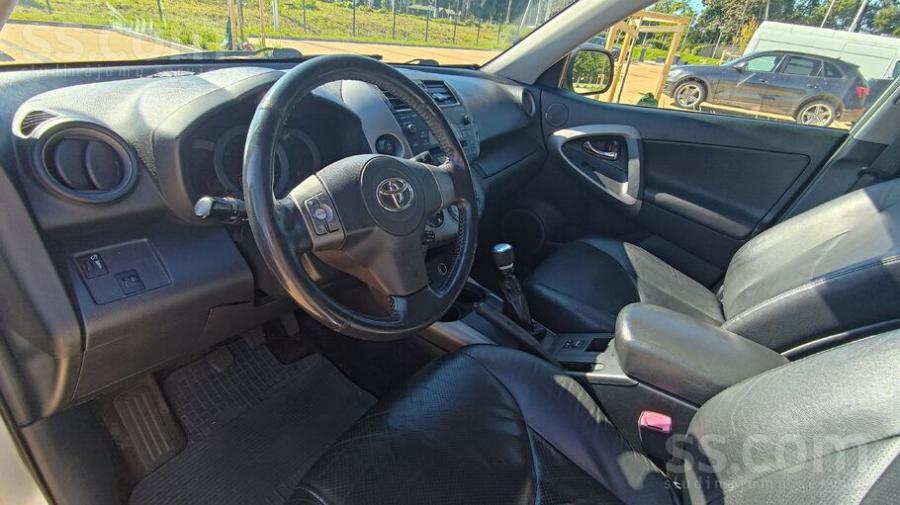 Pelēks Toyota RAV4 2009 Rīga, ar dzinēja tilpumu 2.20 L un nobraukumu 278 tūkst. km par 4500 €, foto 10 vietnē AUTOMOTO.COM.LV
