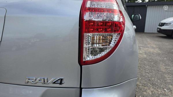 Grey Toyota RAV4 2009 in Taurage, with an engine capacity of 2.23 L and mileage of 212 thousand km for 5400 €, photo 9 on AUTOMOTO.COM.LV