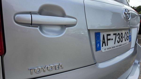 Grey Toyota RAV4 2009 in Taurage, with an engine capacity of 2.23 L and mileage of 212 thousand km for 5400 €, photo 10 on AUTOMOTO.COM.LV