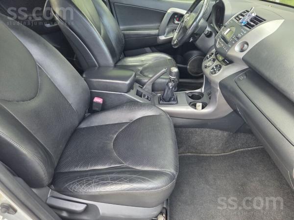 Grey Toyota RAV4 2009 in Jekabpils, with an engine capacity of 2.20 L and mileage of 230 thousand km for 4900 €, photo 6 on AUTOMOTO.COM.LV