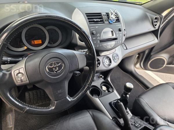 Grey Toyota RAV4 2009 in Jekabpils, with an engine capacity of 2.20 L and mileage of 230 thousand km for 4900 €, photo 10 on AUTOMOTO.COM.LV