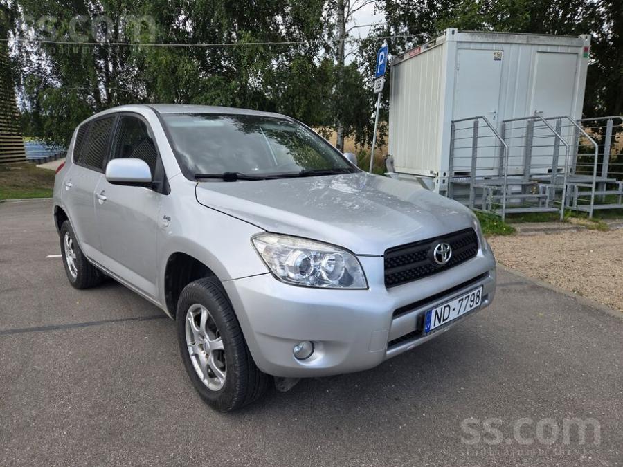 Pelēks Toyota RAV4 2009 Jēkabpils, ar dzinēja tilpumu 2.20 L un nobraukumu 230 tūkst. km par 4900 €, foto 3 vietnē AUTOMOTO.COM.LV