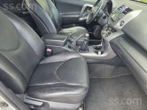 Pelēks Toyota RAV4 2009 Jēkabpils, ar dzinēja tilpumu 2.20 L un nobraukumu 230 tūkst. km par 4900 €, foto 7 vietnē AUTOMOTO.COM.LV