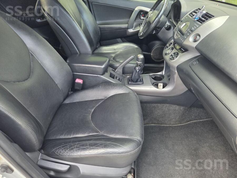 Pelēks Toyota RAV4 2009 Jēkabpils, ar dzinēja tilpumu 2.20 L un nobraukumu 230 tūkst. km par 4900 €, foto 7 vietnē AUTOMOTO.COM.LV