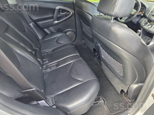 Pelēks Toyota RAV4 2009 Jēkabpils, ar dzinēja tilpumu 2.20 L un nobraukumu 230 tūkst. km par 4900 €, foto 8 vietnē AUTOMOTO.COM.LV