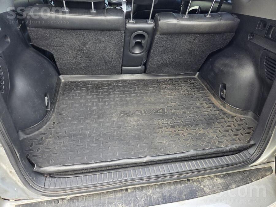 Pelēks Toyota RAV4 2009 Jēkabpils, ar dzinēja tilpumu 2.20 L un nobraukumu 230 tūkst. km par 4900 €, foto 9 vietnē AUTOMOTO.COM.LV