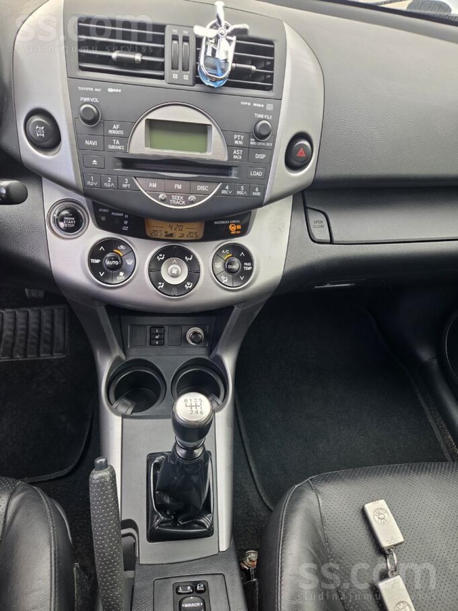 Pelēks Toyota RAV4 2009 Jēkabpils, ar dzinēja tilpumu 2.20 L un nobraukumu 230 tūkst. km par 4900 €, foto 14 vietnē AUTOMOTO.COM.LV