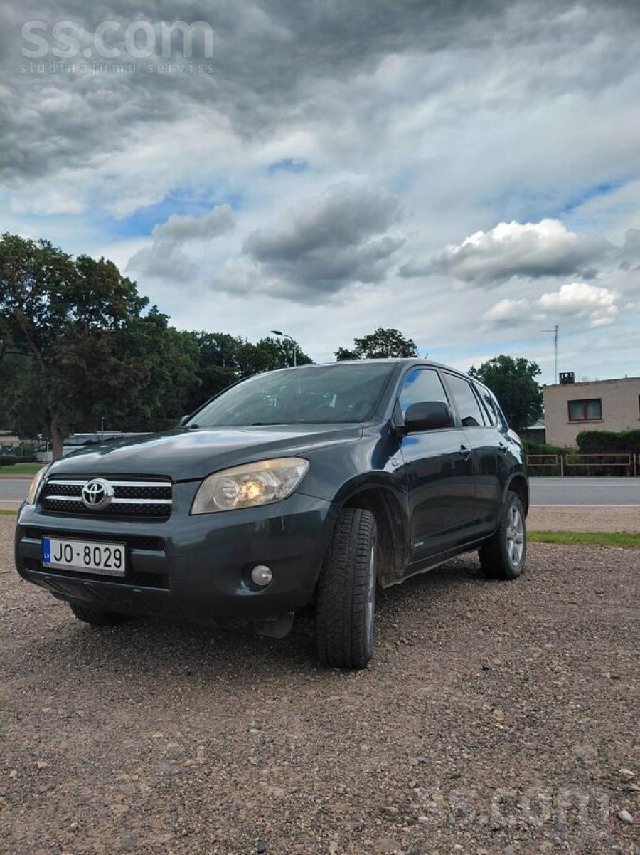 Grey Toyota RAV4 2009 in Riga, with an engine capacity of 2.20 L and mileage of 256 thousand km for 5500 €, photo 1 on AUTOMOTO.COM.LV