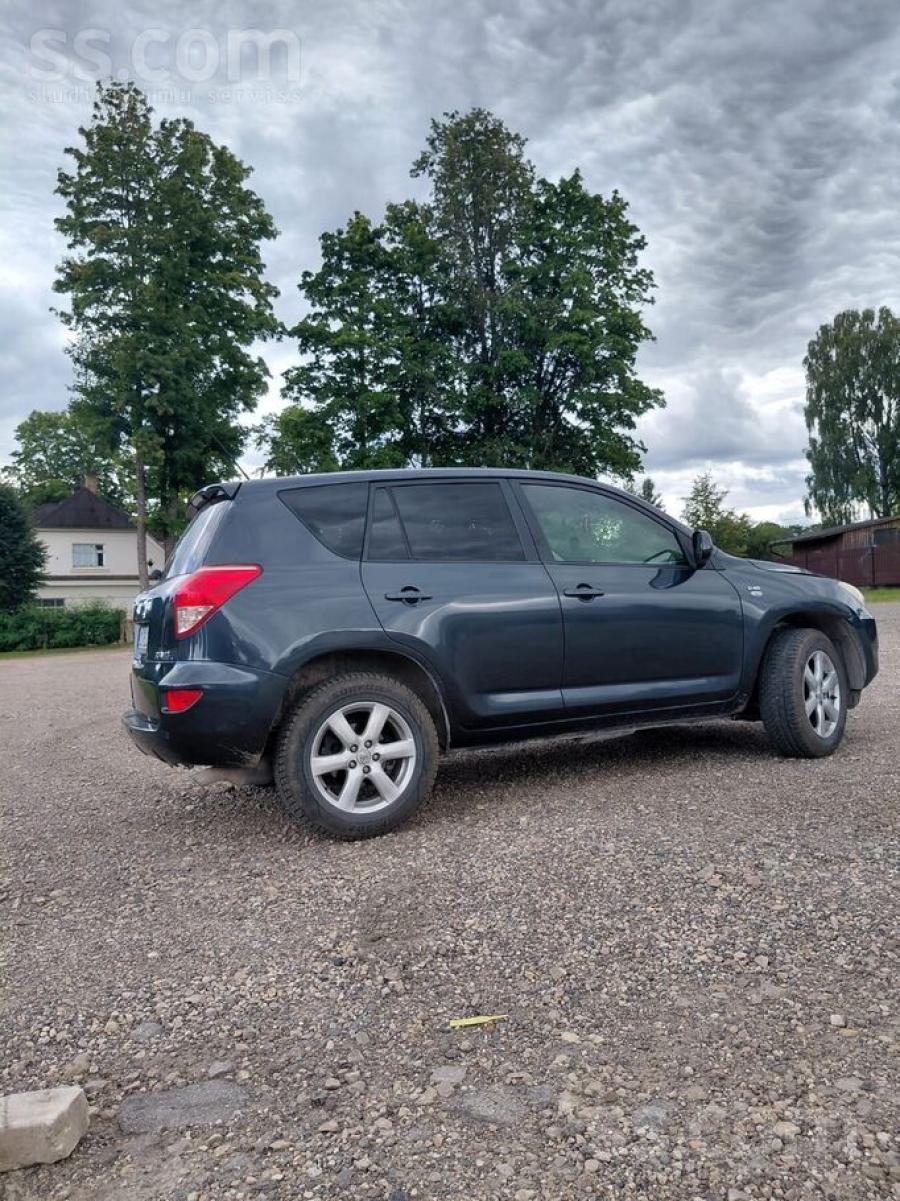 Grey Toyota RAV4 2009 in Riga, with an engine capacity of 2.20 L and mileage of 256 thousand km for 5500 €, photo 4 on AUTOMOTO.COM.LV