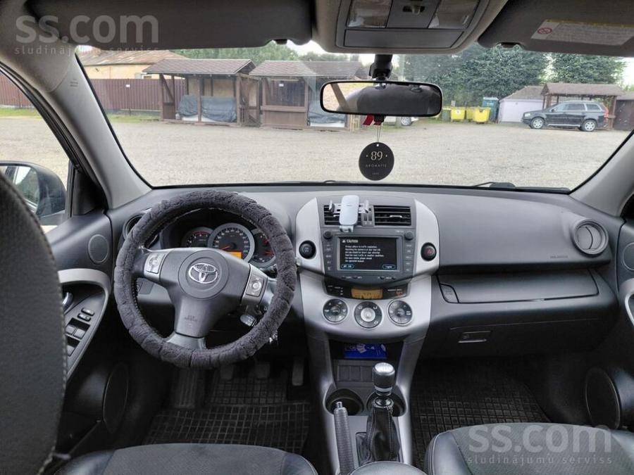 Grey Toyota RAV4 2009 in Riga, with an engine capacity of 2.20 L and mileage of 256 thousand km for 5500 €, photo 7 on AUTOMOTO.COM.LV