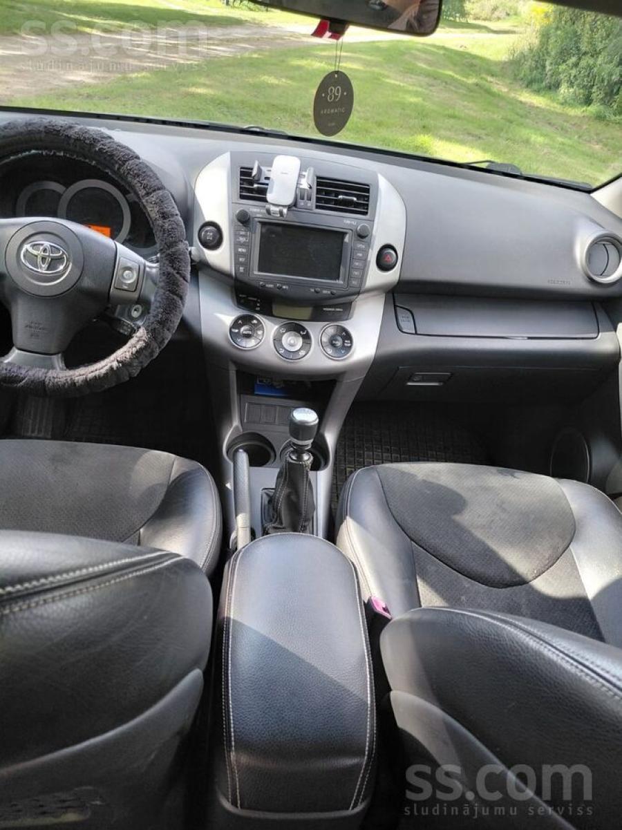 Grey Toyota RAV4 2009 in Riga, with an engine capacity of 2.20 L and mileage of 256 thousand km for 5500 €, photo 9 on AUTOMOTO.COM.LV