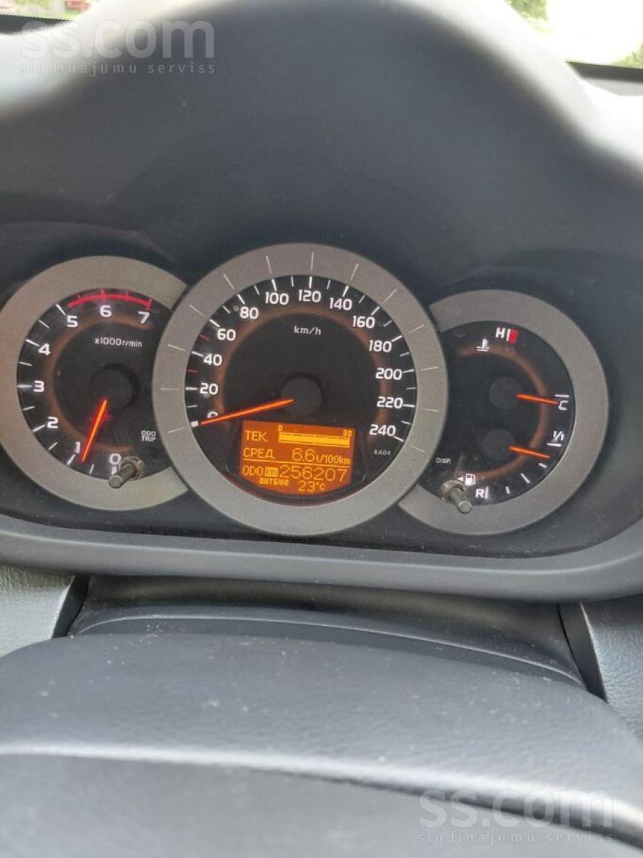 Grey Toyota RAV4 2009 in Riga, with an engine capacity of 2.20 L and mileage of 256 thousand km for 5500 €, photo 10 on AUTOMOTO.COM.LV
