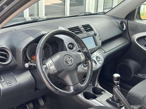 Grey Toyota RAV4 2009 in Vilnius, with an engine capacity of 2.23 L and mileage of 277 thousand km for 3800 €, photo 8 on AUTOMOTO.COM.LV