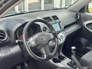 Pelēks Toyota RAV4 2009 Viļņa, ar dzinēja tilpumu 2.23 L un nobraukumu 277 tūkst. km par 3800 €, foto 8 vietnē AUTOMOTO.COM.LV
