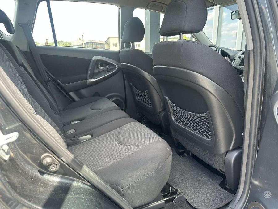 Pelēks Toyota RAV4 2009 Viļņa, ar dzinēja tilpumu 2.23 L un nobraukumu 277 tūkst. km par 3800 €, foto 11 vietnē AUTOMOTO.COM.LV