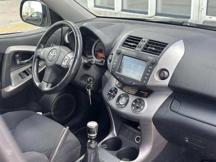 Pelēks Toyota RAV4 2009 Viļņa, ar dzinēja tilpumu 2.23 L un nobraukumu 277 tūkst. km par 3800 €, foto 12 vietnē AUTOMOTO.COM.LV